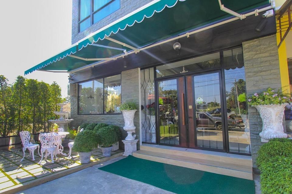 VAREE Coffee'bistro - Thai food - general Steak Bakery Shop Casaul ...