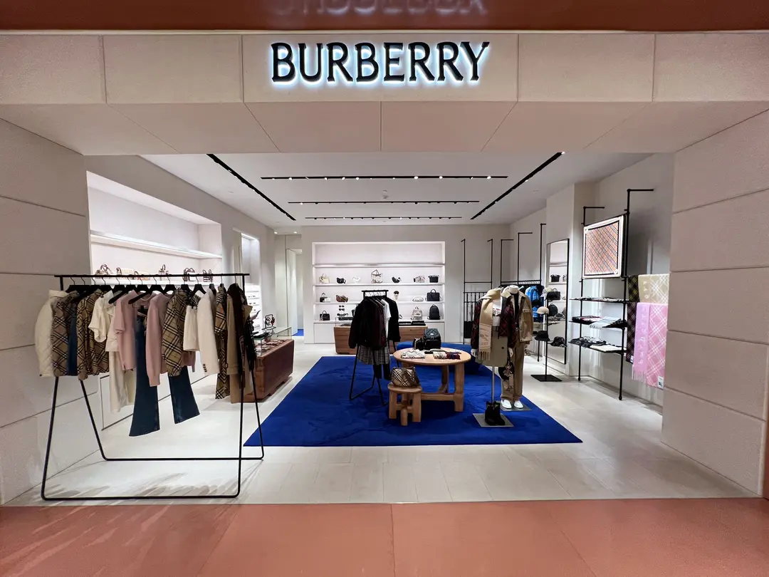 Burberry - เสื้อผ้า in ลุมพินี เซ็นทรัล ชิดลม กรุงเทพและปริมณฑล ...