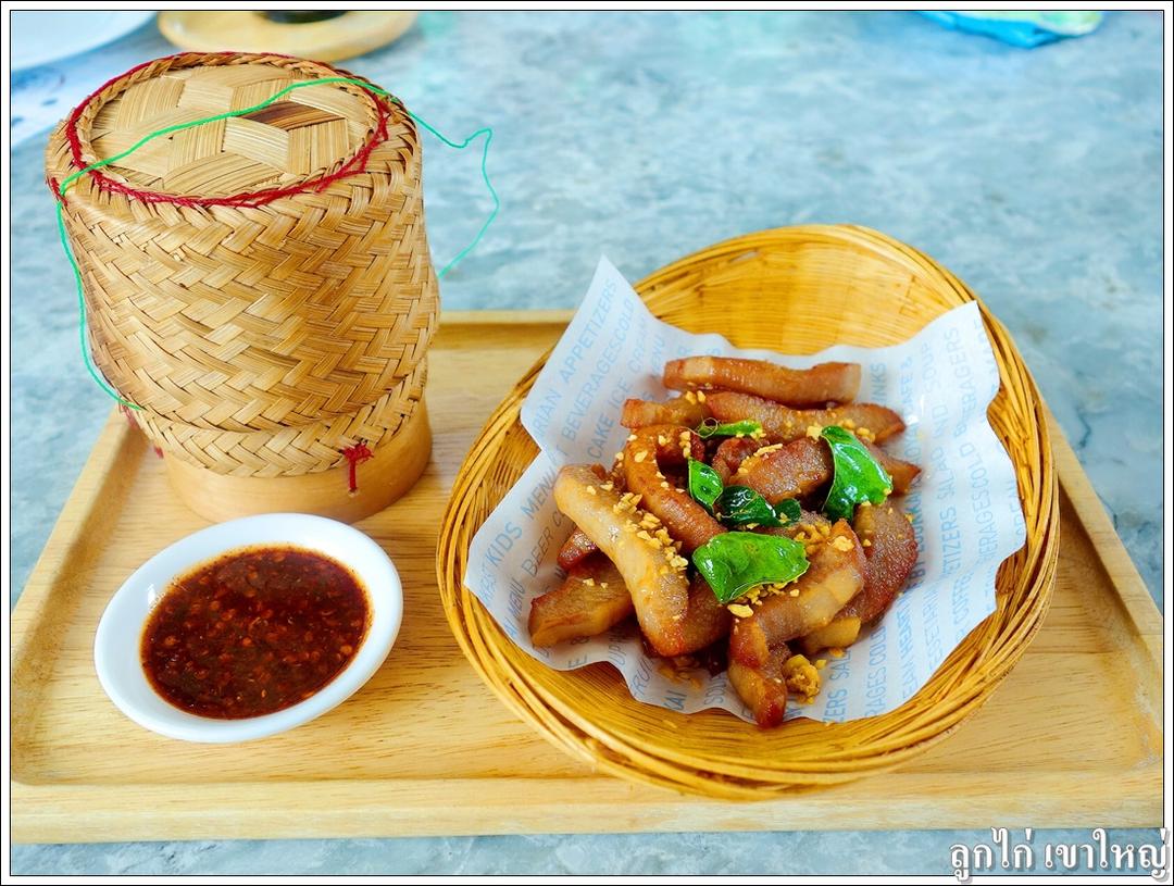 หมูแดดเดียวทอด – ข้าวเหนียว - 呵叻Pak Chong的Lookkai Cafe & Restaurant ...